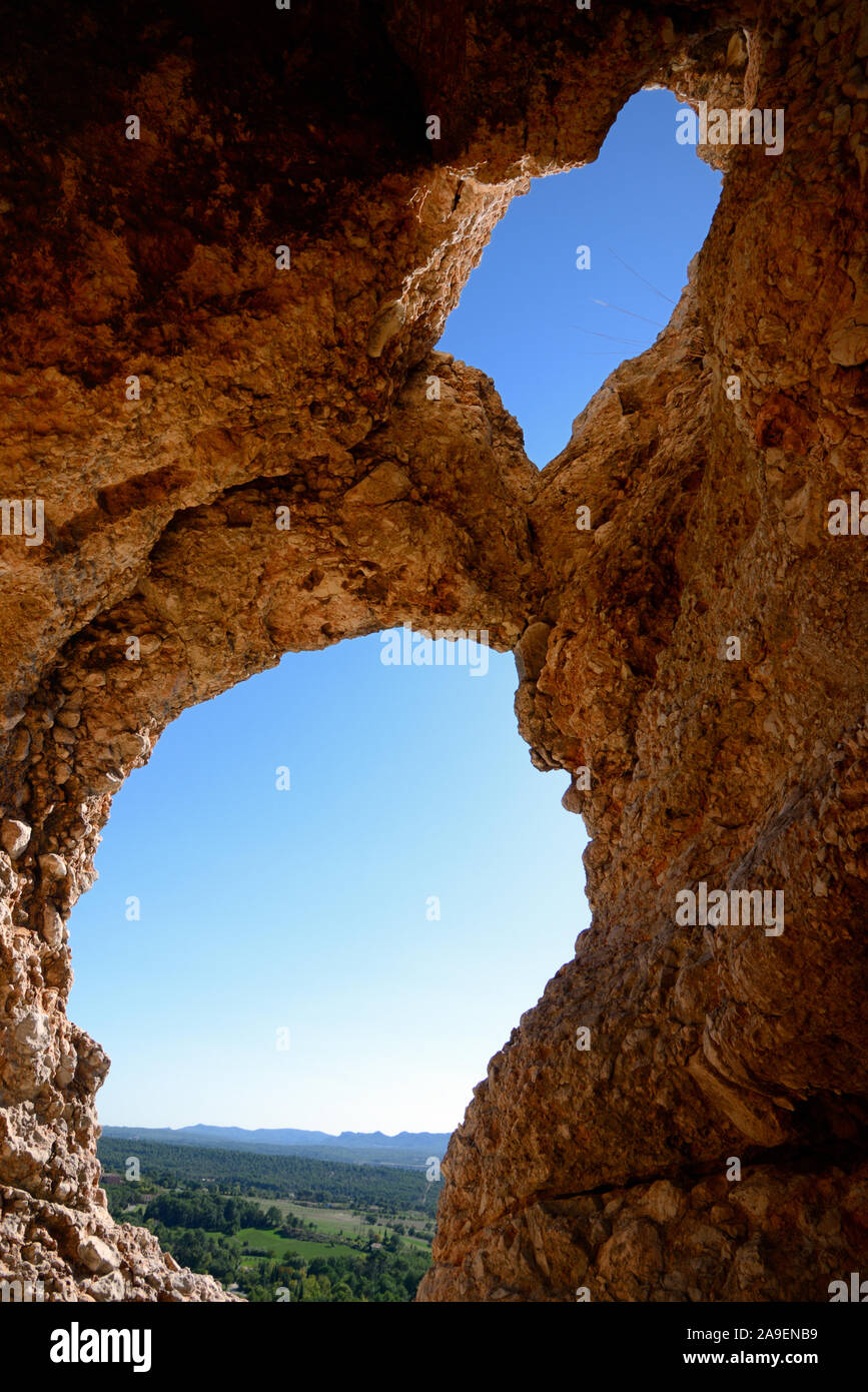 Voir à travers la roche percée ou percé Rock sur la campagne provençale ...