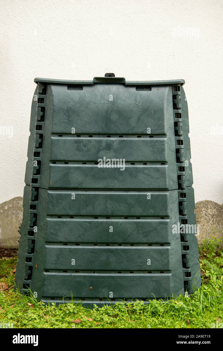 Domestic garden plastic compost bin Banque de photographies et d’images ...