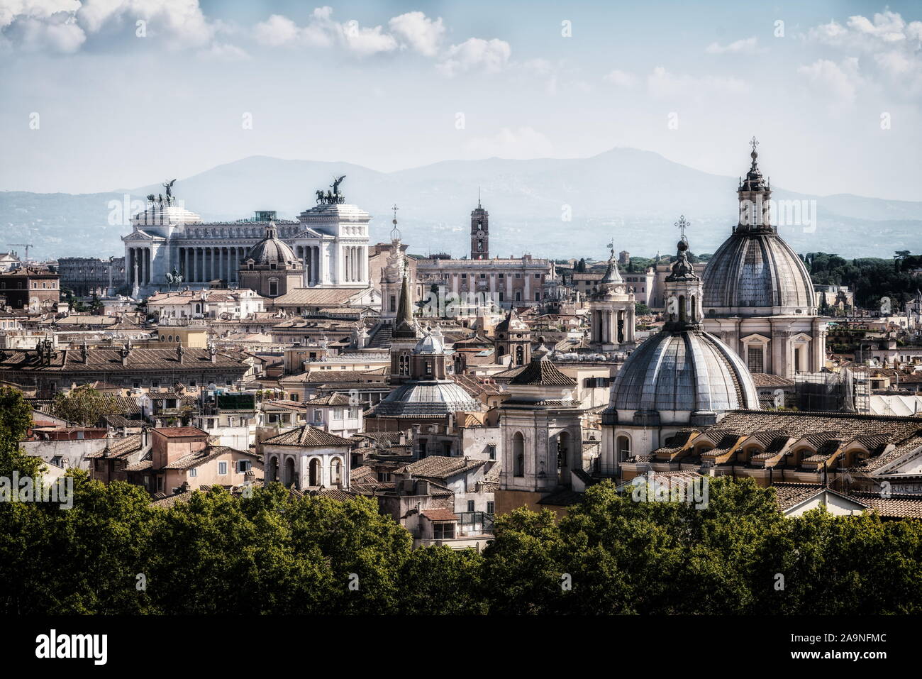 Toits de Rome au centre ville avec vue panoramique de célèbre monument ...