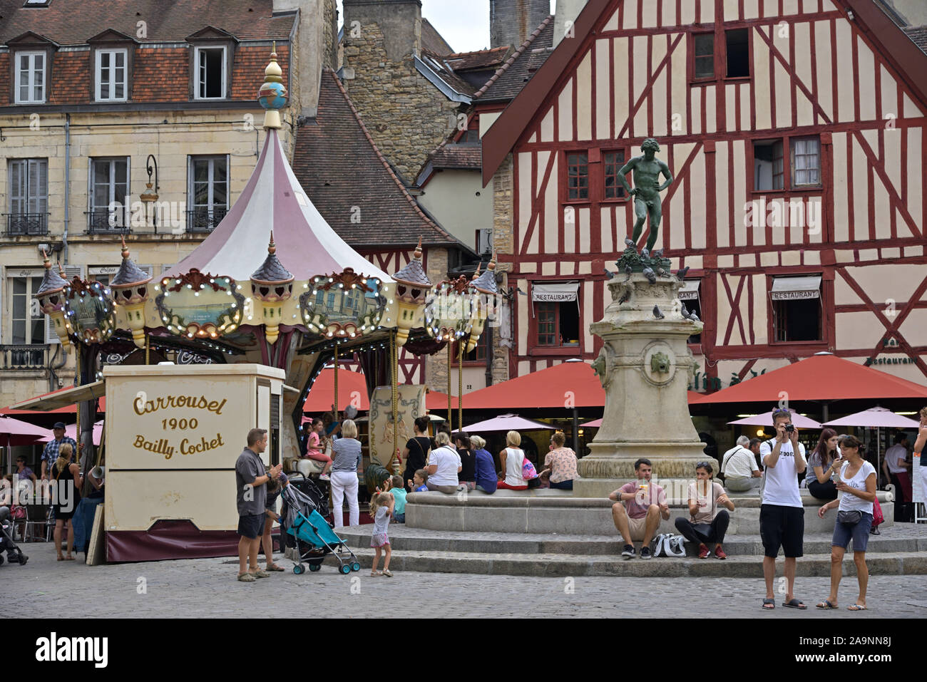 Statue in place francois rude Banque de photographies et d’images à ...