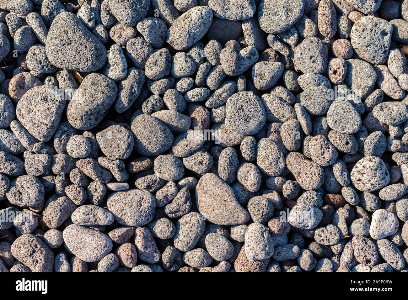 La texture des cailloux de lave sur une plage onear les îles éoliennes ...