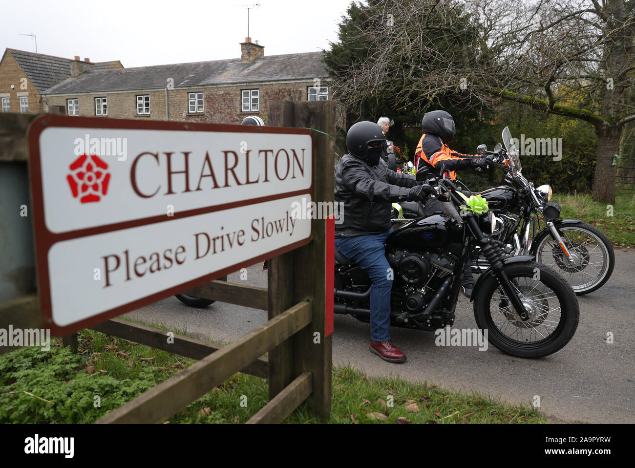 Un convoi de motos passe Banque de photographies et d’images à haute ...