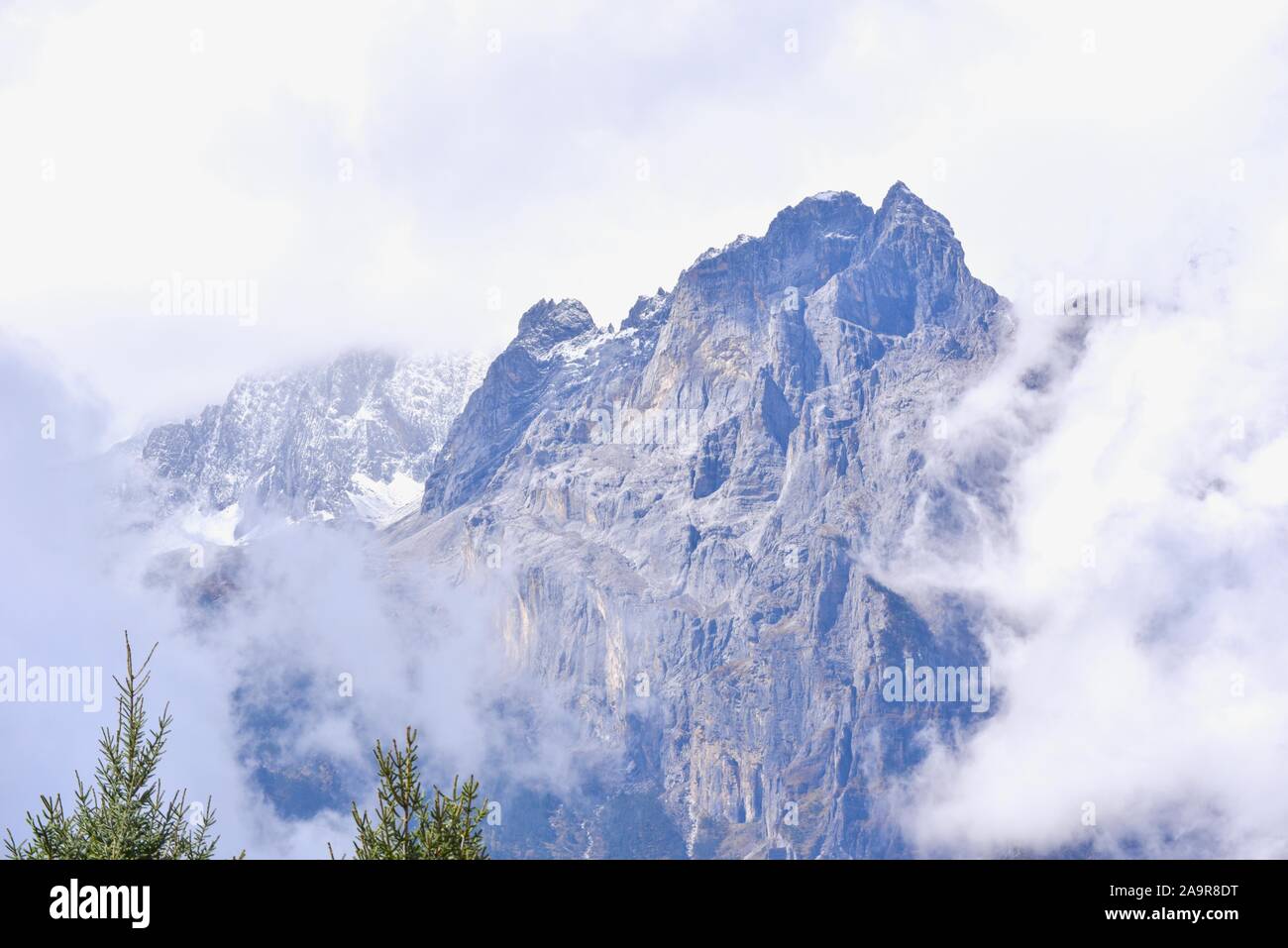 Montagne de dragon de jade Banque de photographies et d’images à haute ...
