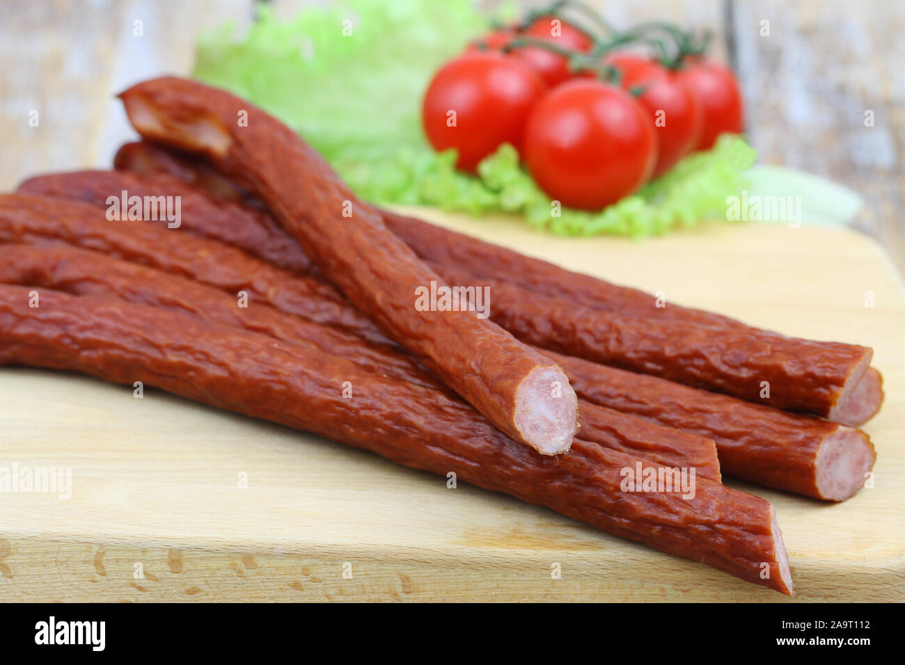 Saucisses de porc sur planche de bois Banque de photographies et d’images à haute résolution - Alamy