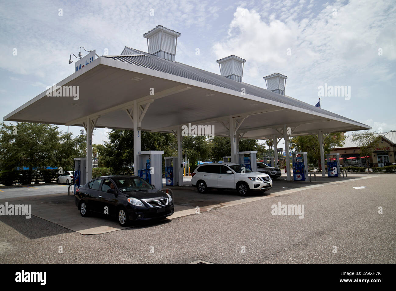Gas station with canopy Banque de photographies et d’images à haute ...