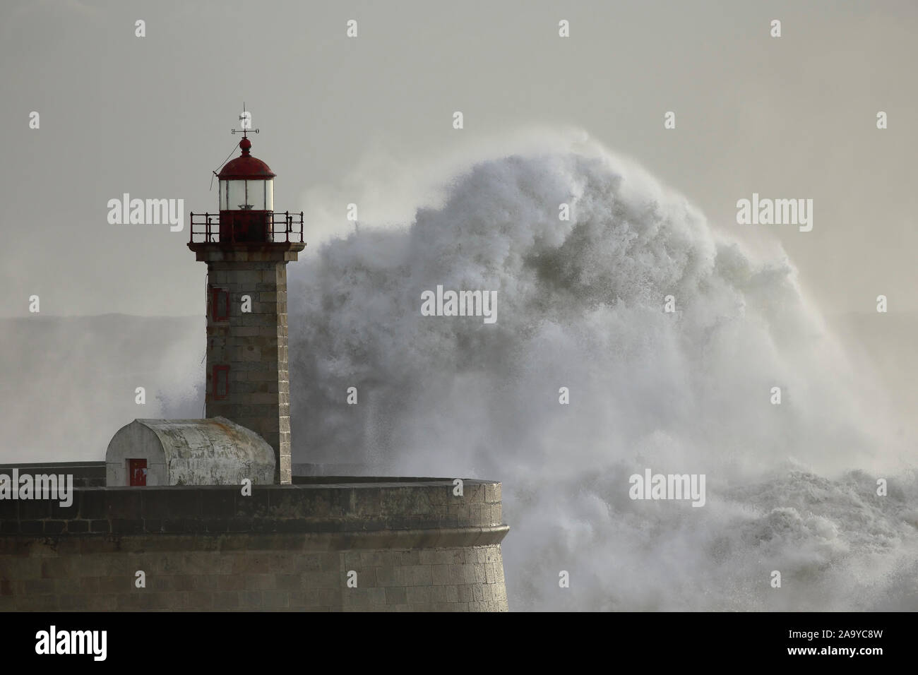 Phare Avec Les Vagues Qui Se Brisent Sur Banque d'image et photos - Alamy