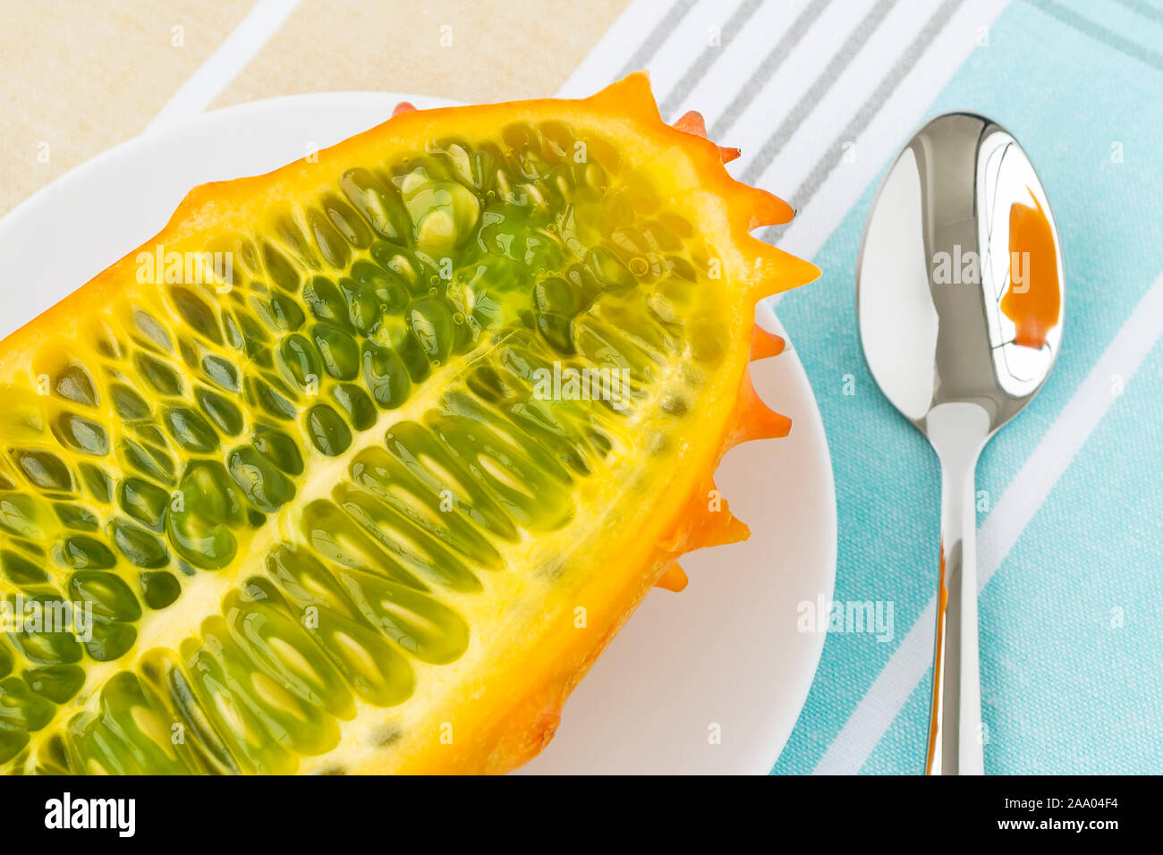 La moitié d'orange (cucumis metuliferus kiwano, melon à cornes) en ...