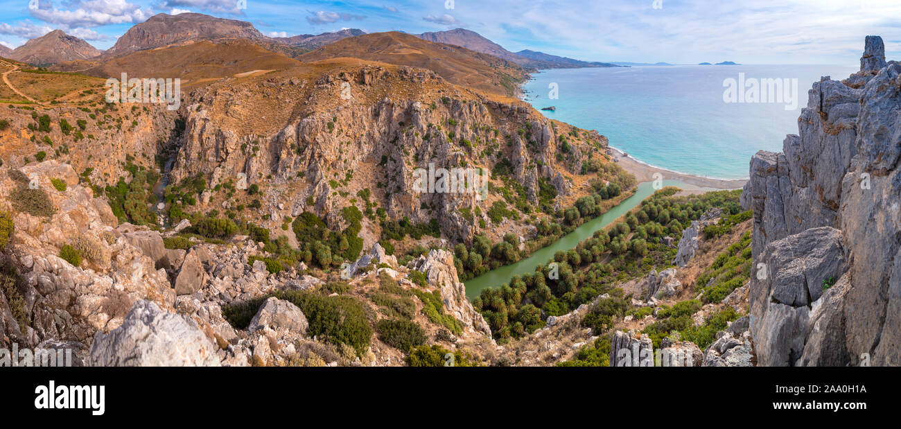 Panorama de la plage des Palmiers à la mer de Libye, rivière et forêt ...