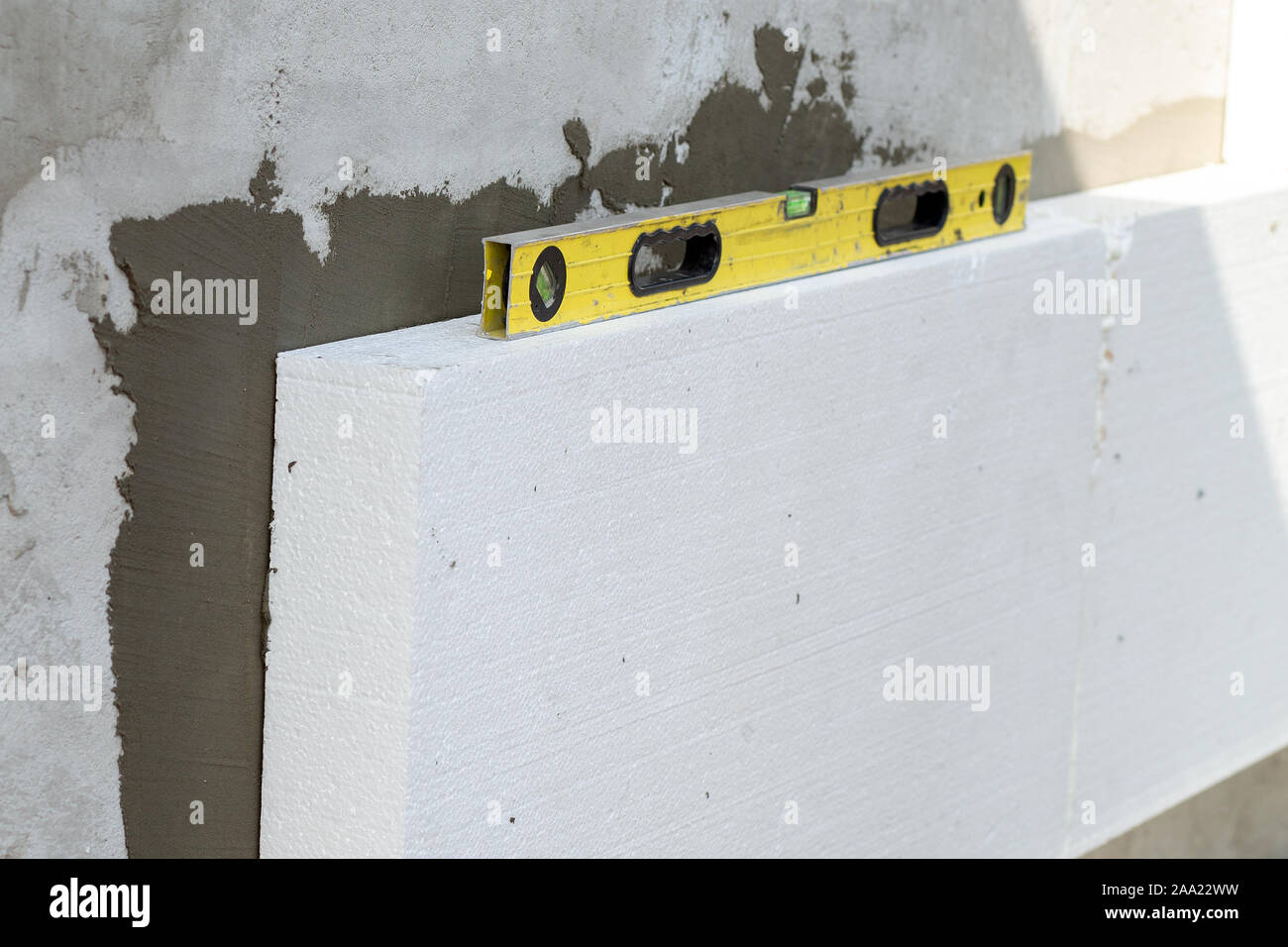 Mur de façade isolation styrofoam avec feuilles. Les panneaux d'isolant ...