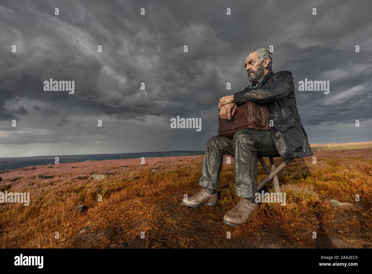 Bronze statue man seated Banque de photographies et d’images à haute ...
