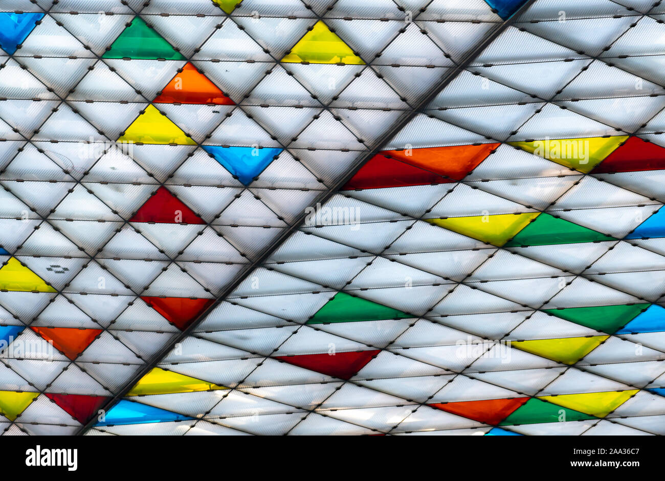 Toit polycarbonate. Auvent de bâtiment. Toit en plastique coloré avec ...