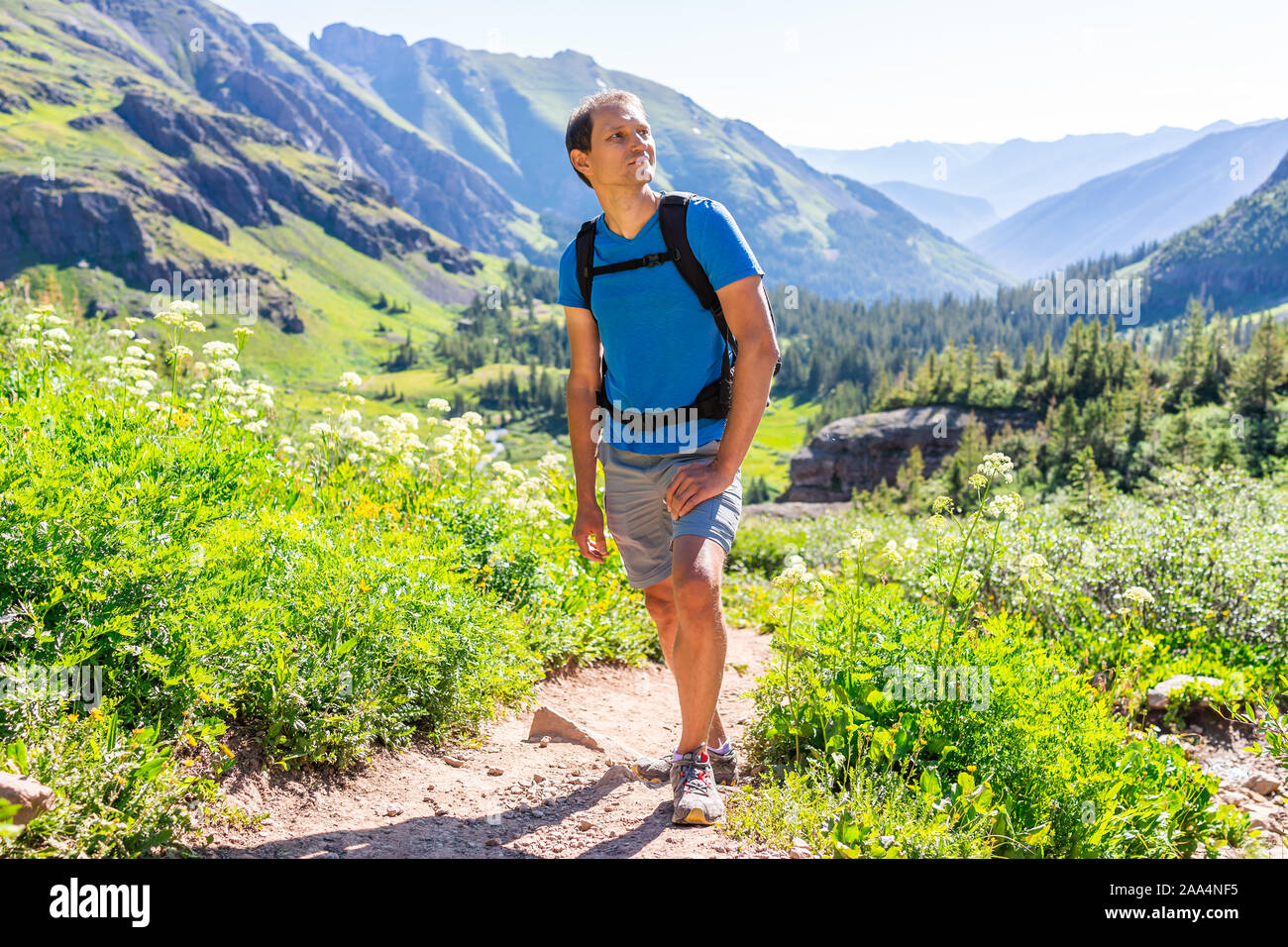 Randonneur sur sentier du bassin bleu Banque de photographies et d ...