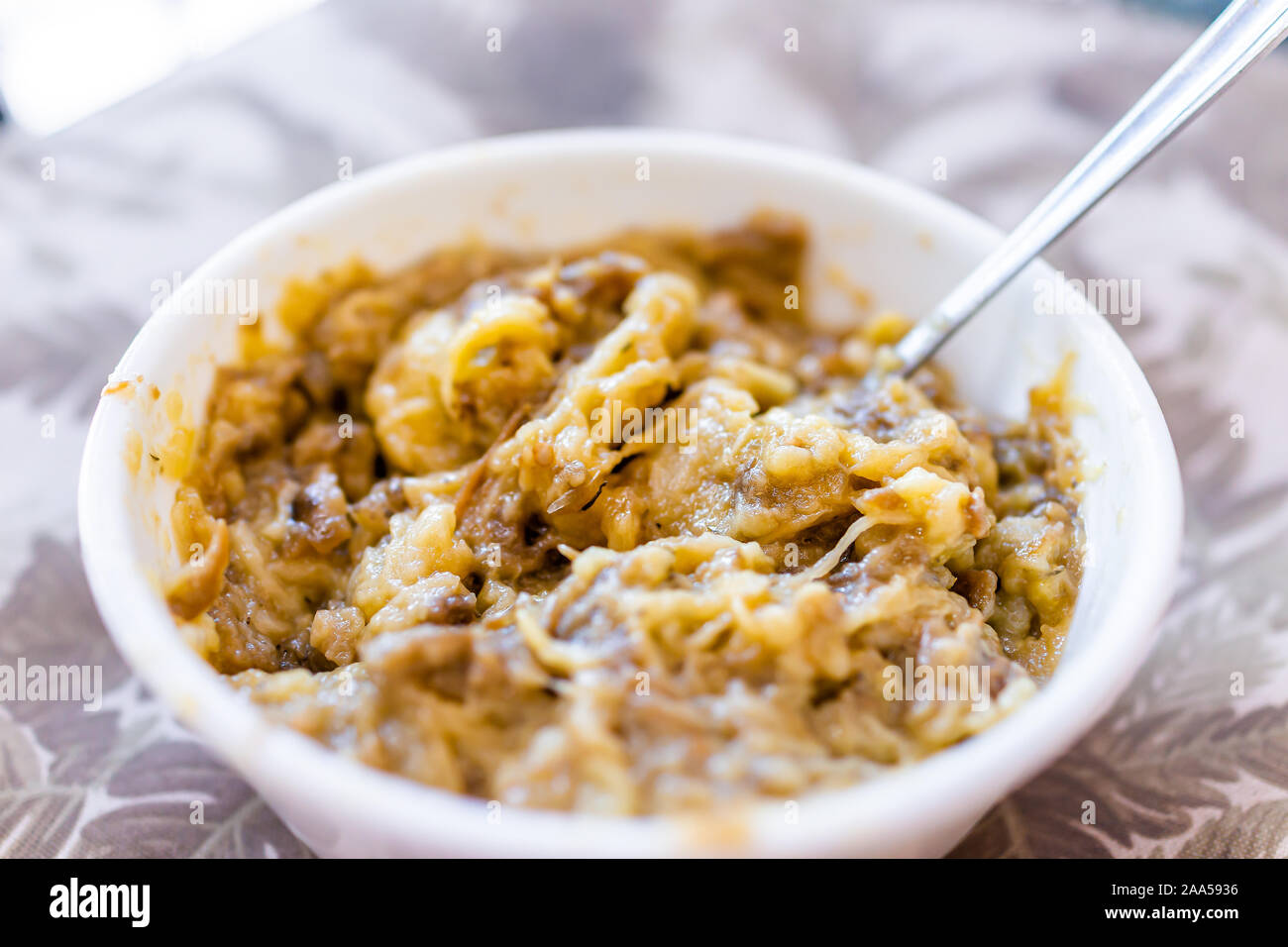 Gros plan du bol blanc avec Baba Ghanoush président sur aubergine avec ...