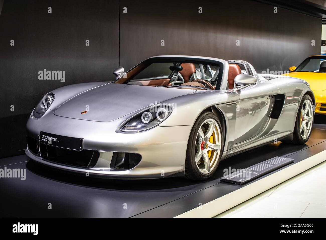 Stuttgart, Allemagne, nov 2019 PORSCHE CARRERA GT argent (980) Code du ...