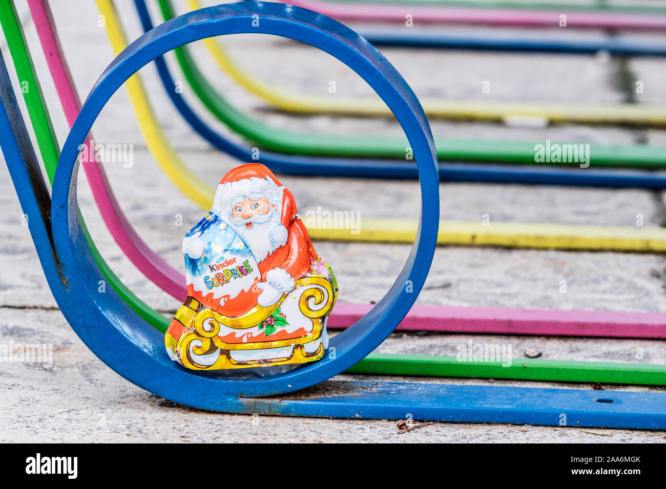 Kinder surprise santa claus Banque de photographies et d’images à haute ...