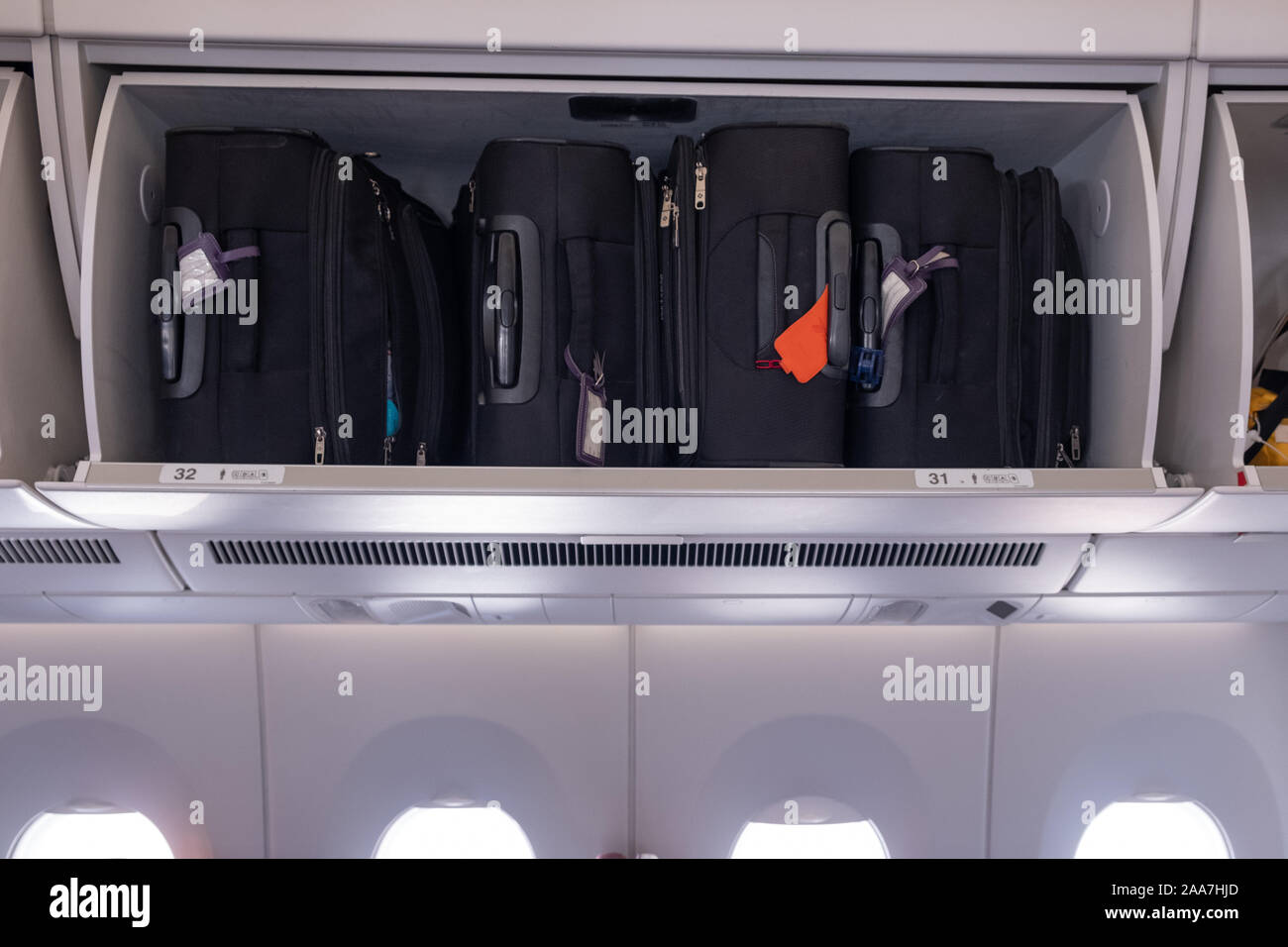 Rangement des bagages dans la valise Banque de photographies et d ...