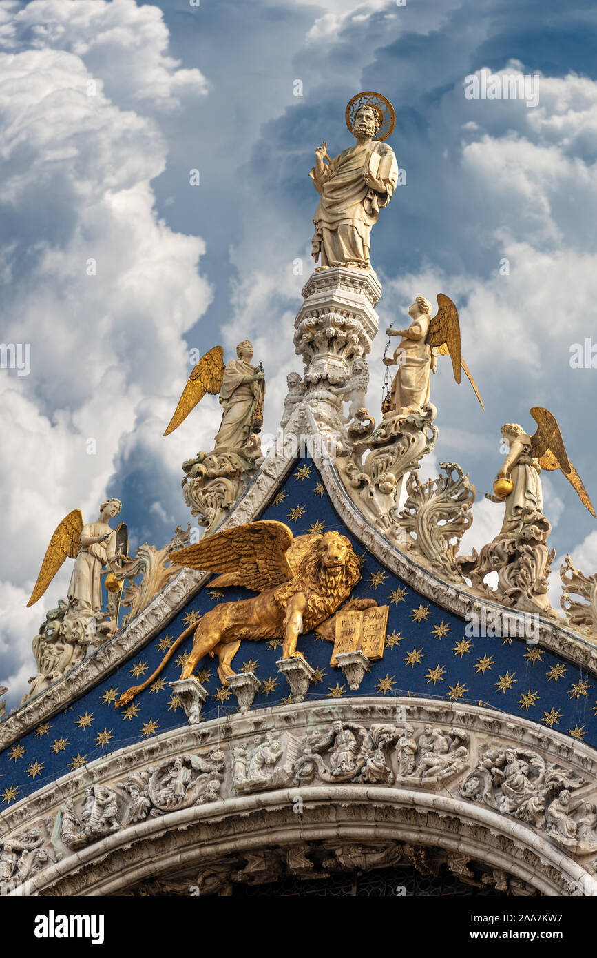 Statue De Saint Marc Avec Des Anges Banque d'image et photos - Alamy