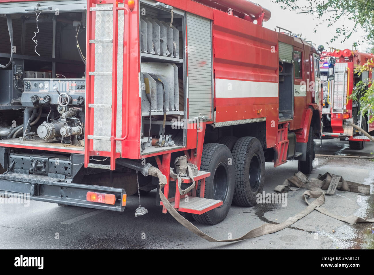 Le camion rouge, le plan général. Le travail des pompiers sur les lieux ...