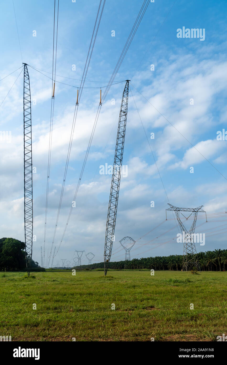 Vue sur la tour de transmission haute tension électrique, les poteaux pylônes électriques et la ...