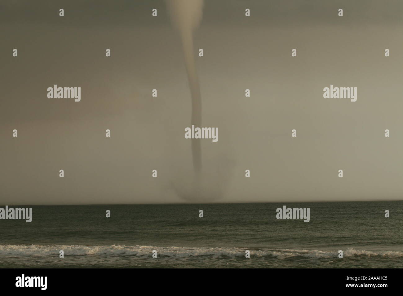Le mauvais temps et de tempête avec le vent sur la mer. tornade sur l ...