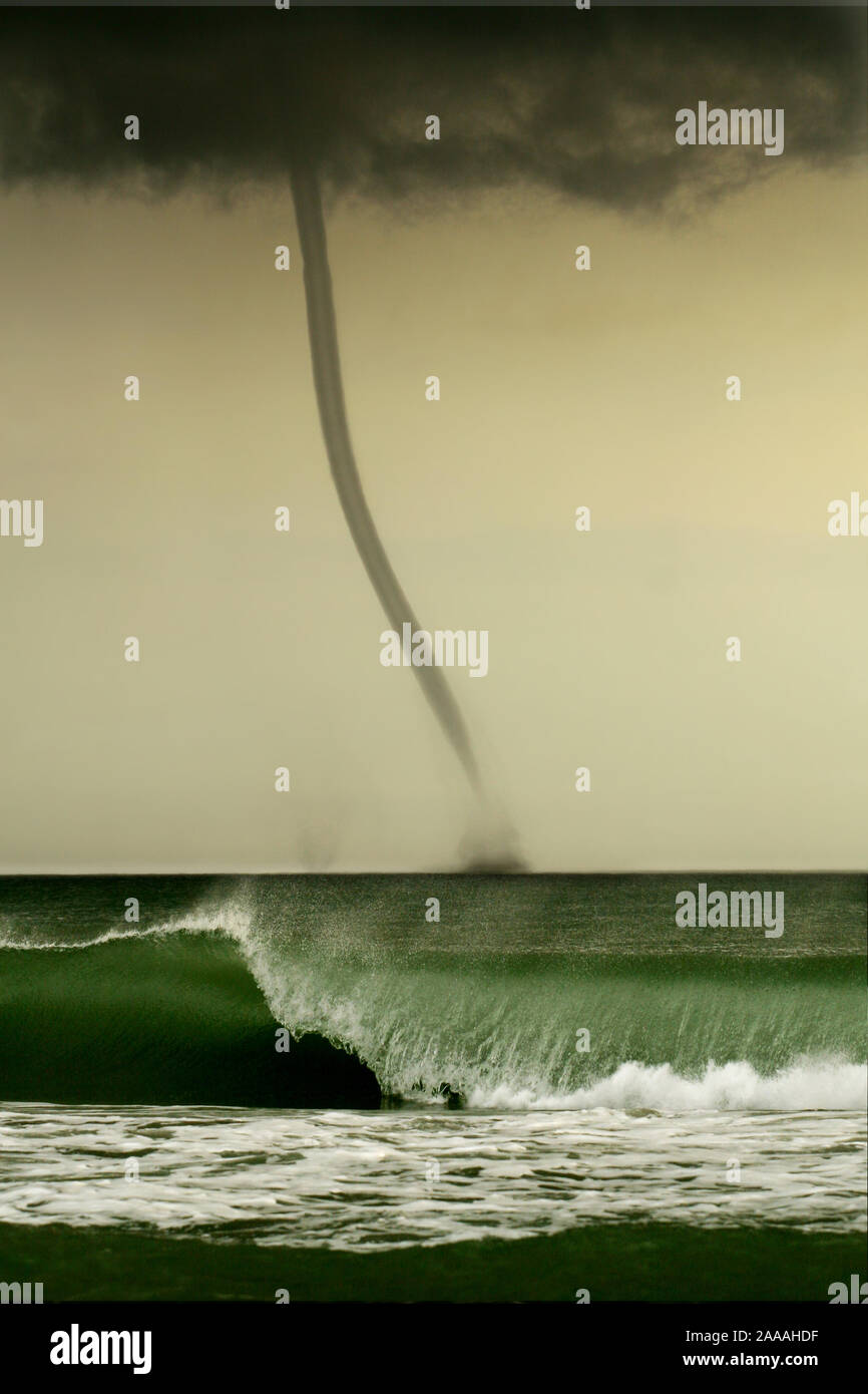Le mauvais temps et de tempête avec le vent sur la mer. tornade sur l ...