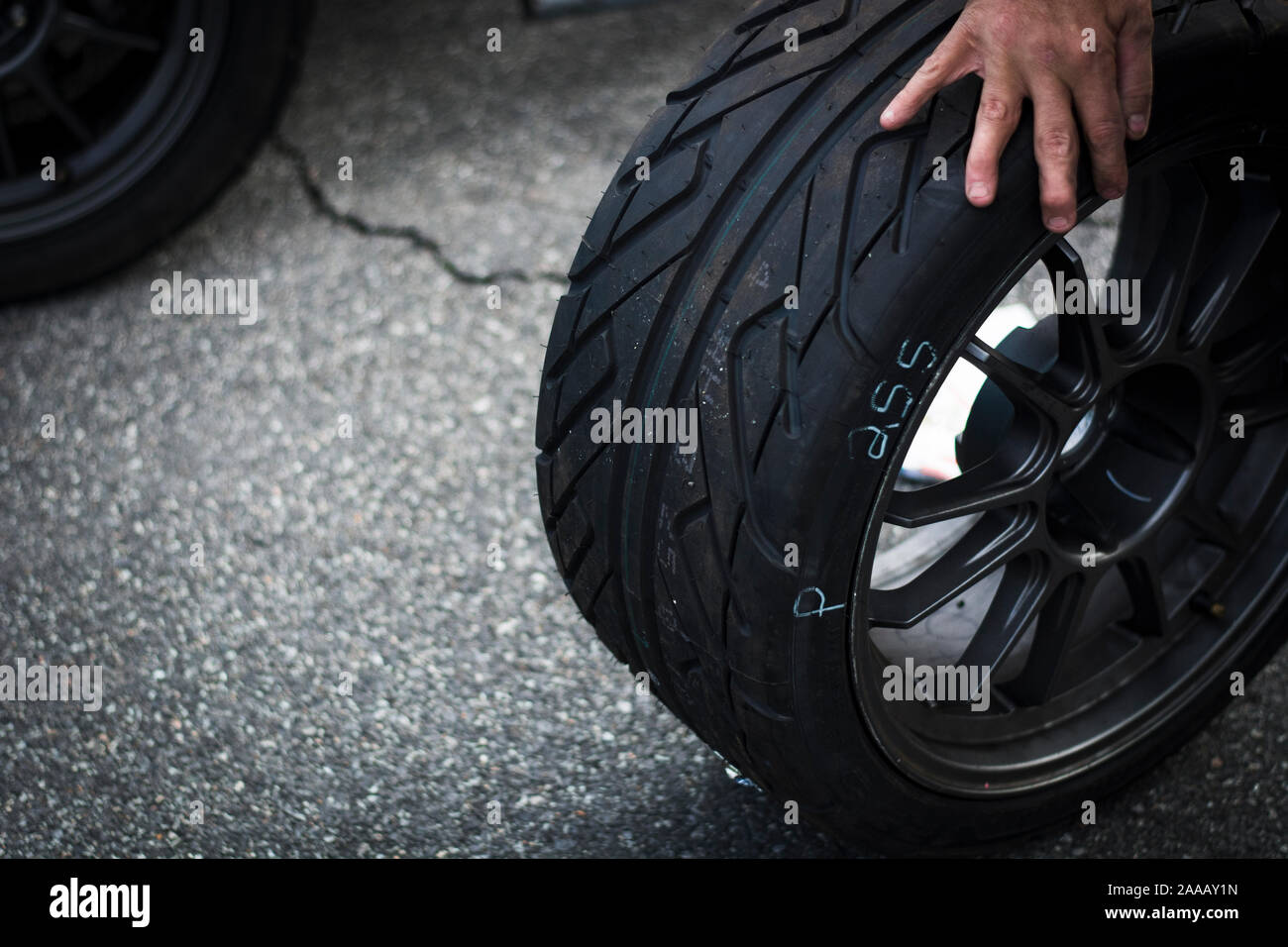Racing tyre Banque de photographies et d’images à haute résolution - Alamy