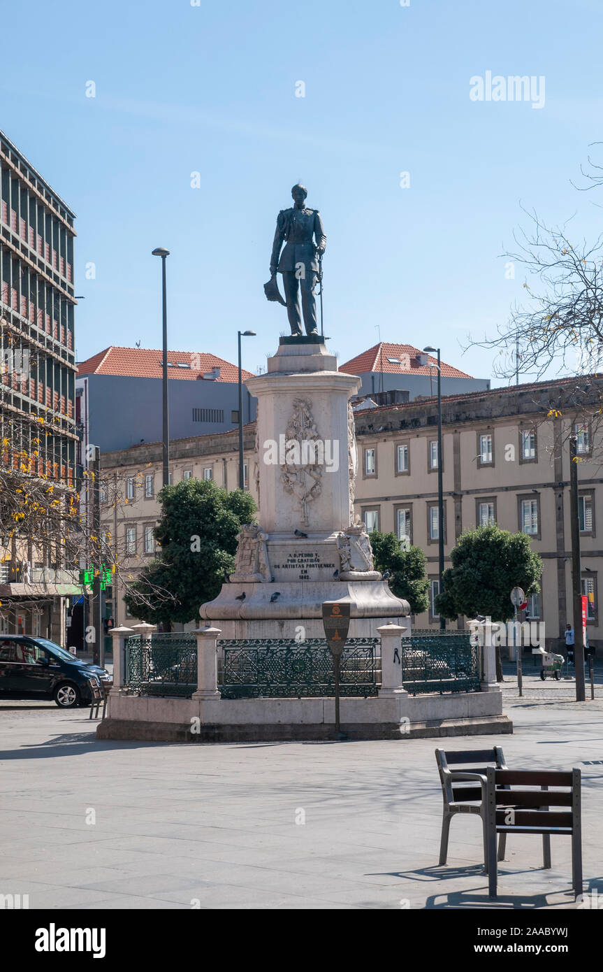 Statue in square in porto Banque de photographies et d’images à haute ...