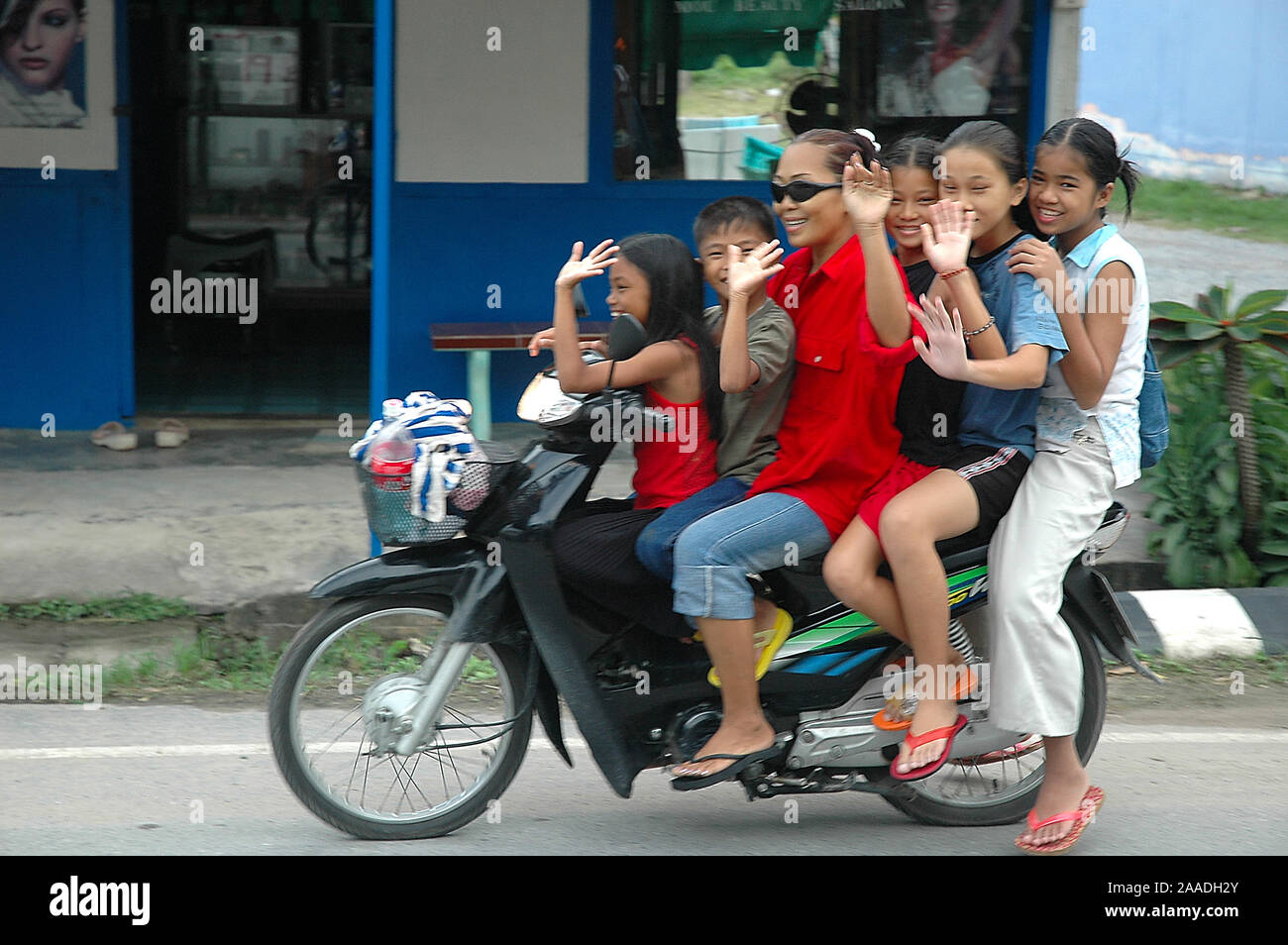 Thai moped Banque de photographies et d’images à haute résolution - Alamy
