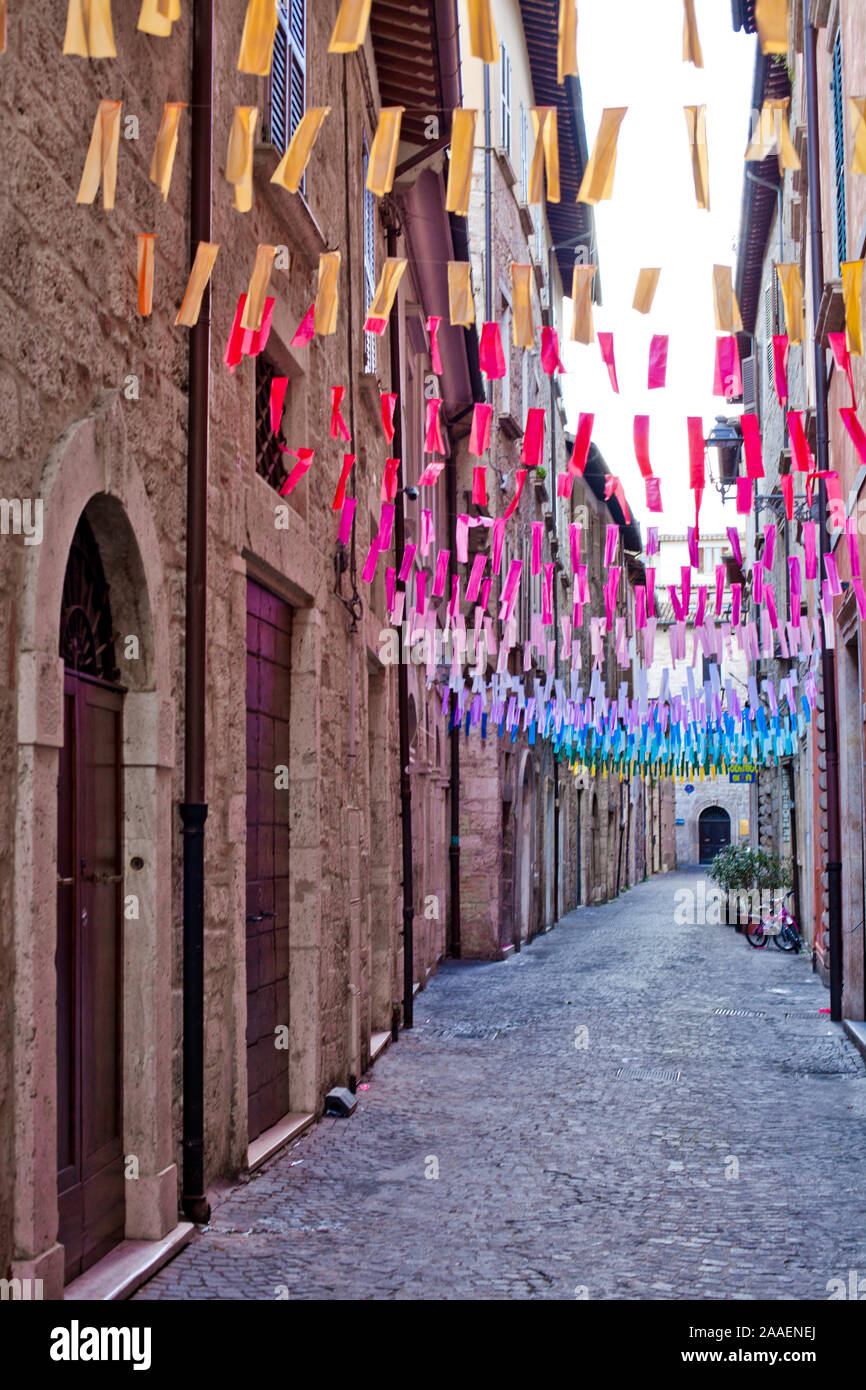 Drapeaux en papier coloré sur rue. Décoration guirlande à la foire ...