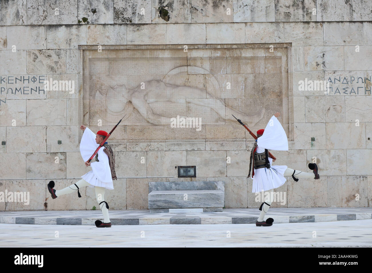 Relève de la garde devant la tombe du Soldat inconnu monument, Evzones ...