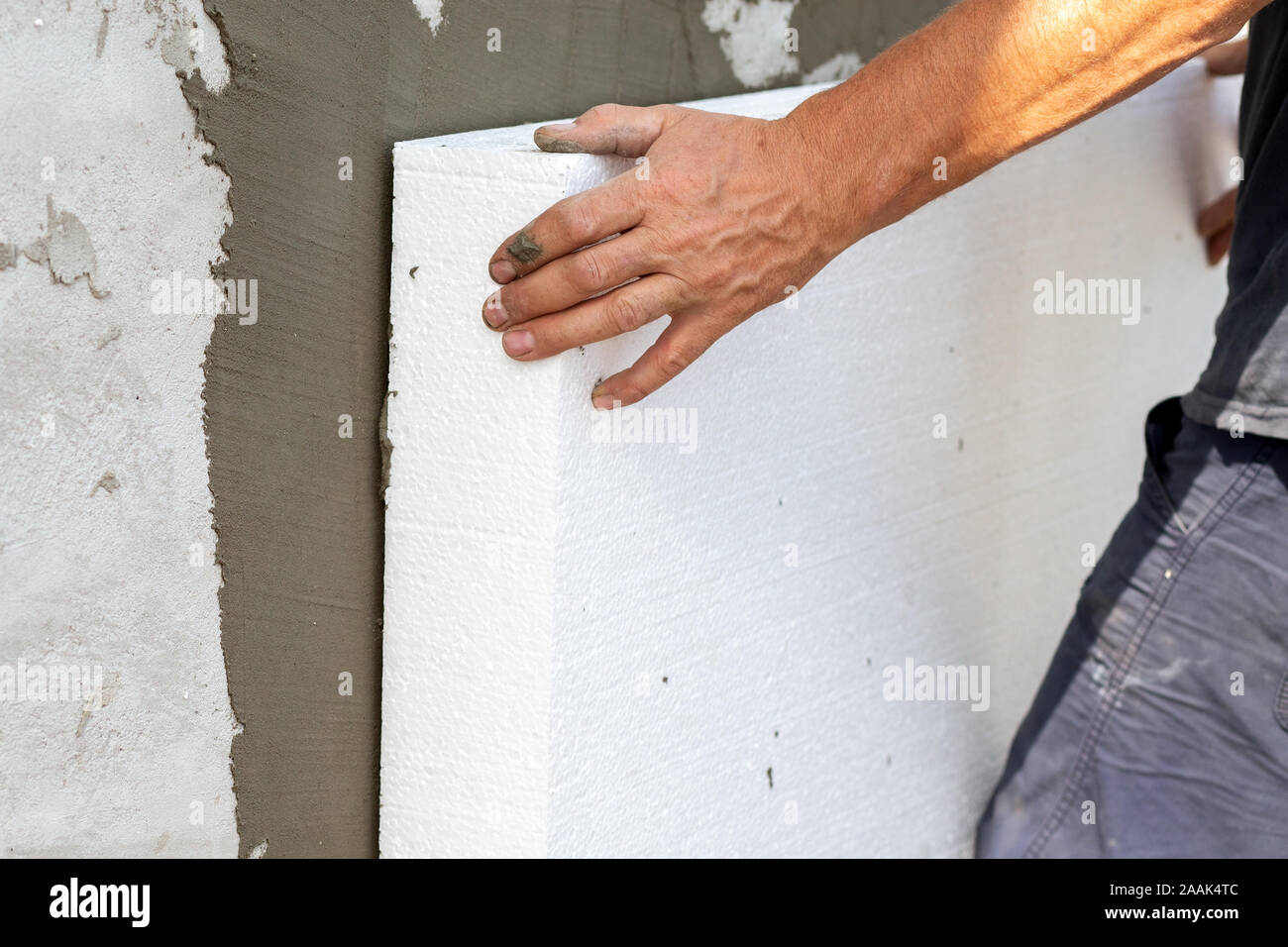 Mur de façade isolation styrofoam avec feuilles. Les panneaux d'isolant ...