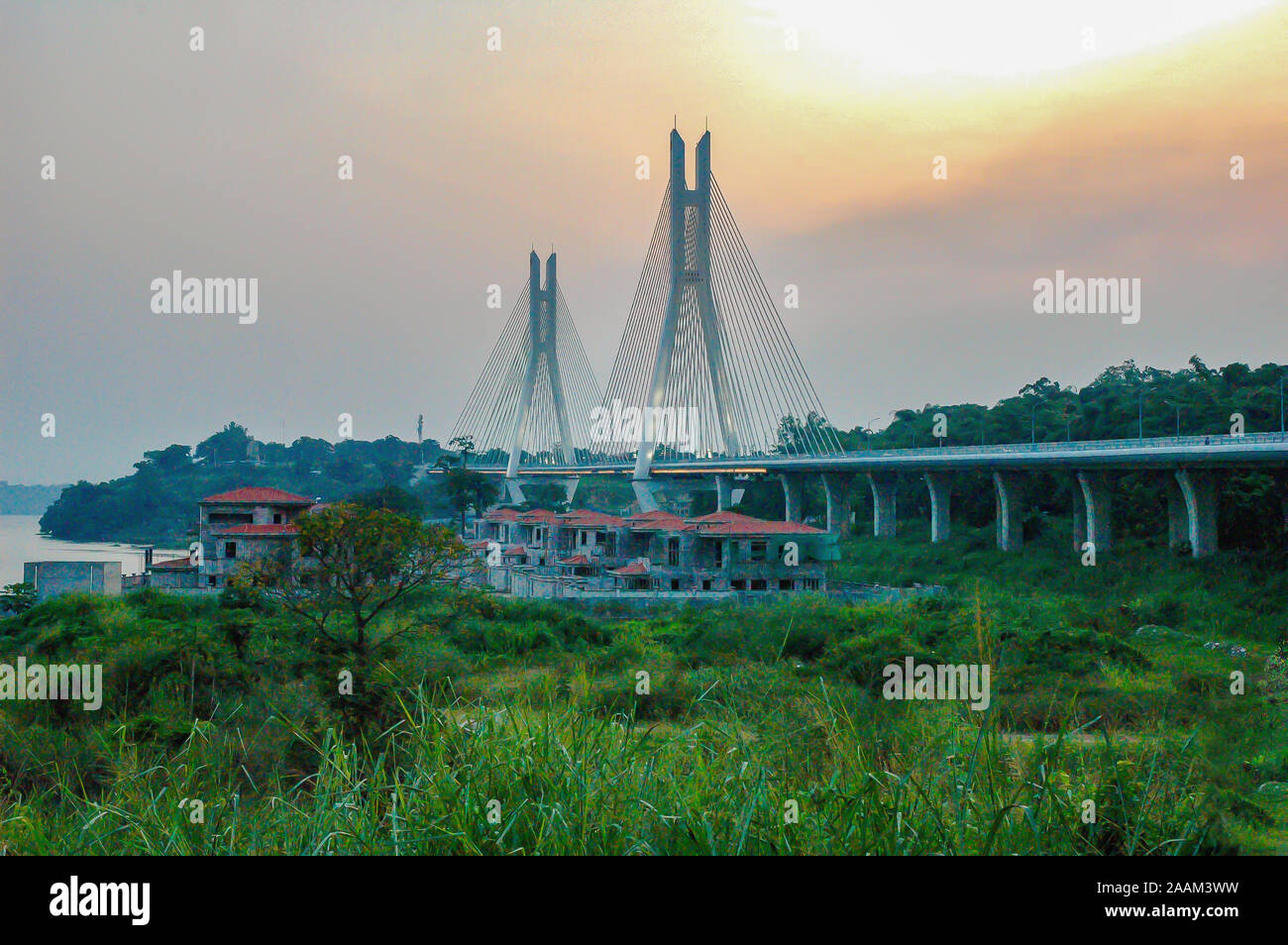 Coucher de soleil sur le nouveau symbole de Brazzaville, appelé pont de ...