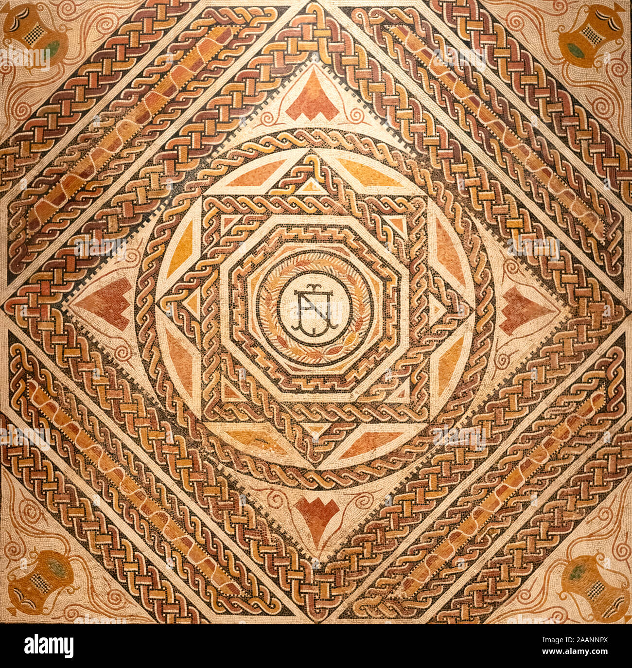 Mosaïque romaine sur le sol avec différentes lignes de passage et ...