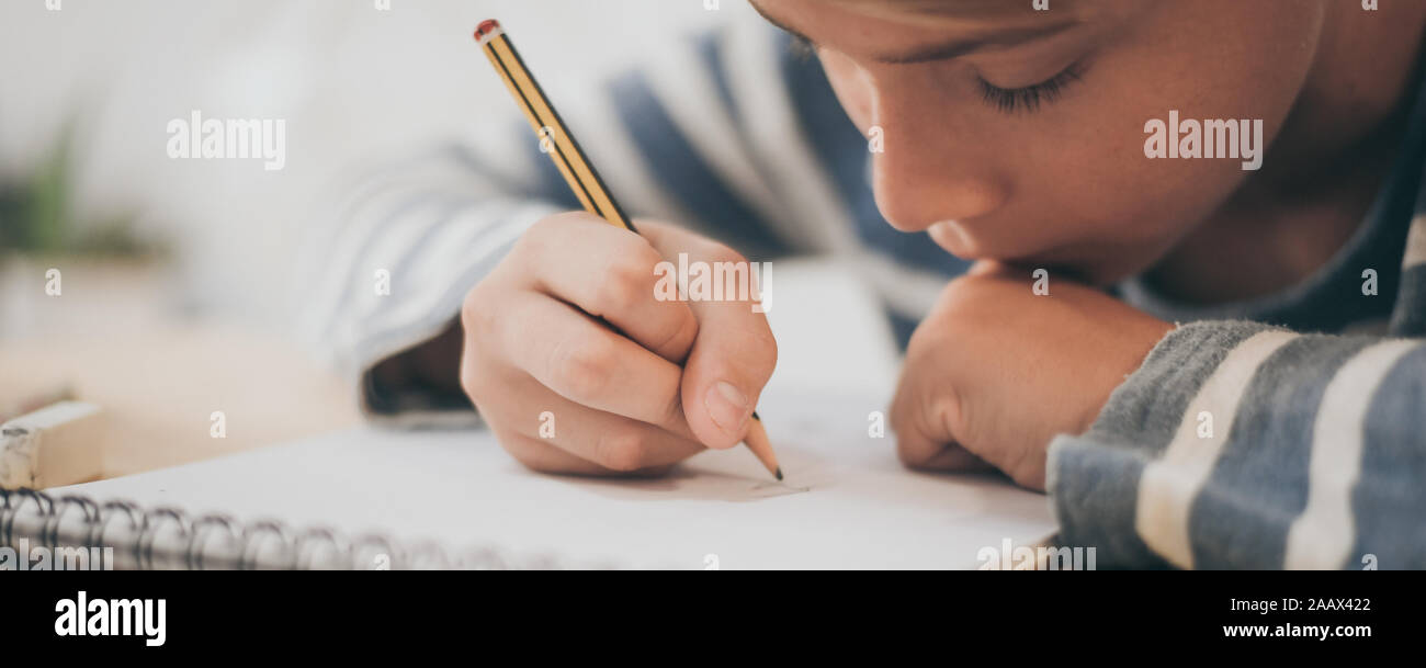 Tenir Un Crayon Banque d'image et photos - Alamy