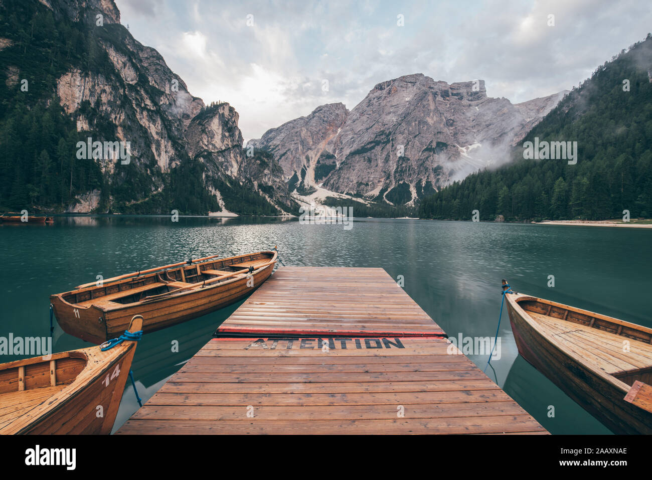 Lago di braies at sunrise Banque de photographies et d’images à haute ...