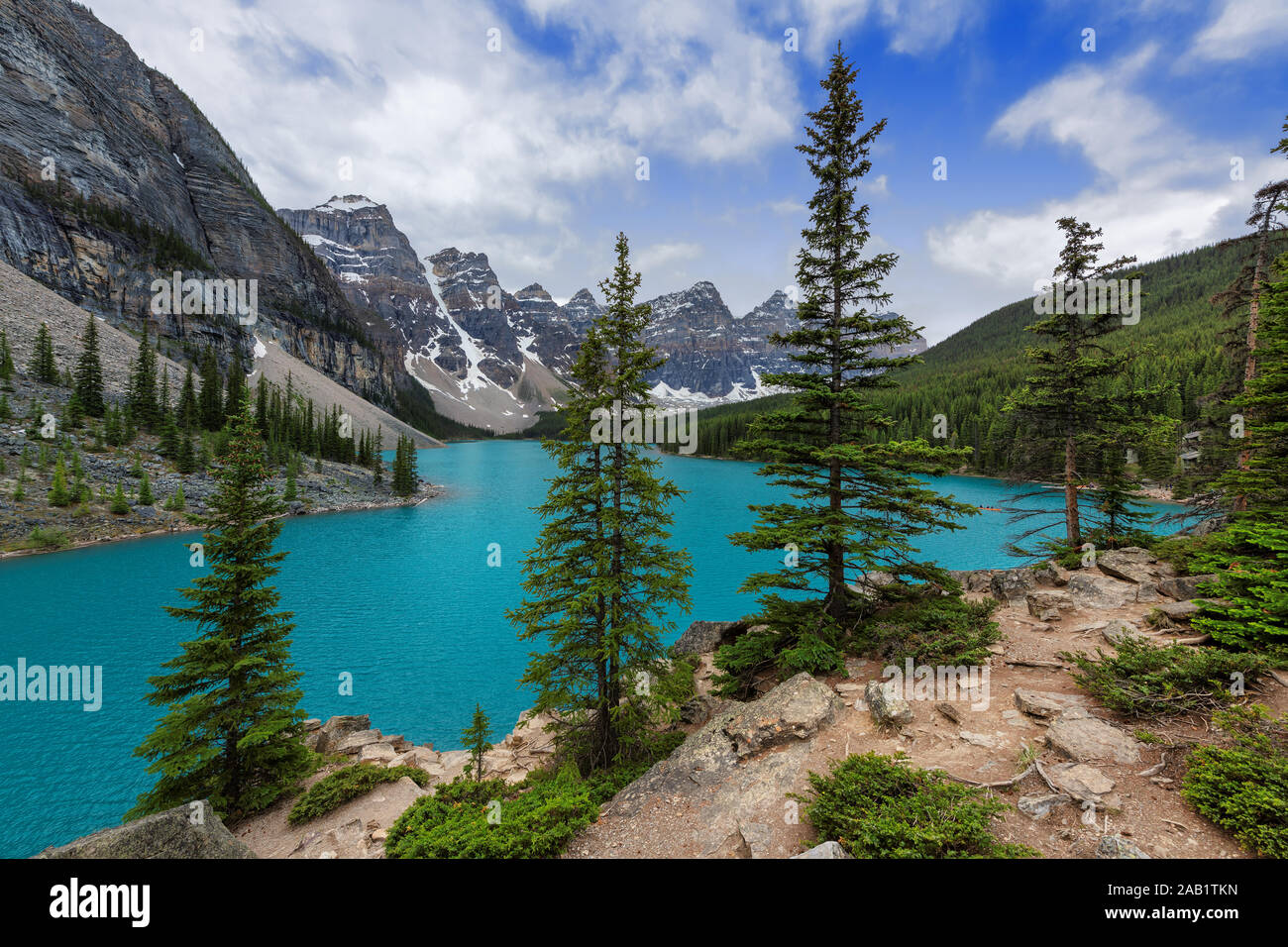 Lac moraine levé du soleil Banque de photographies et d’images à haute résolution - Alamy