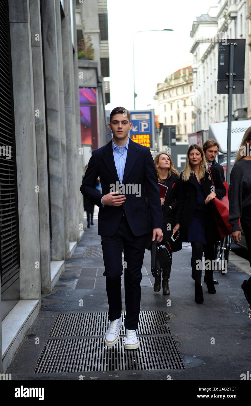 Milan, Hero Fiennes Tiffin au centre Hero Fiennes Tiffin, 22 ans ...