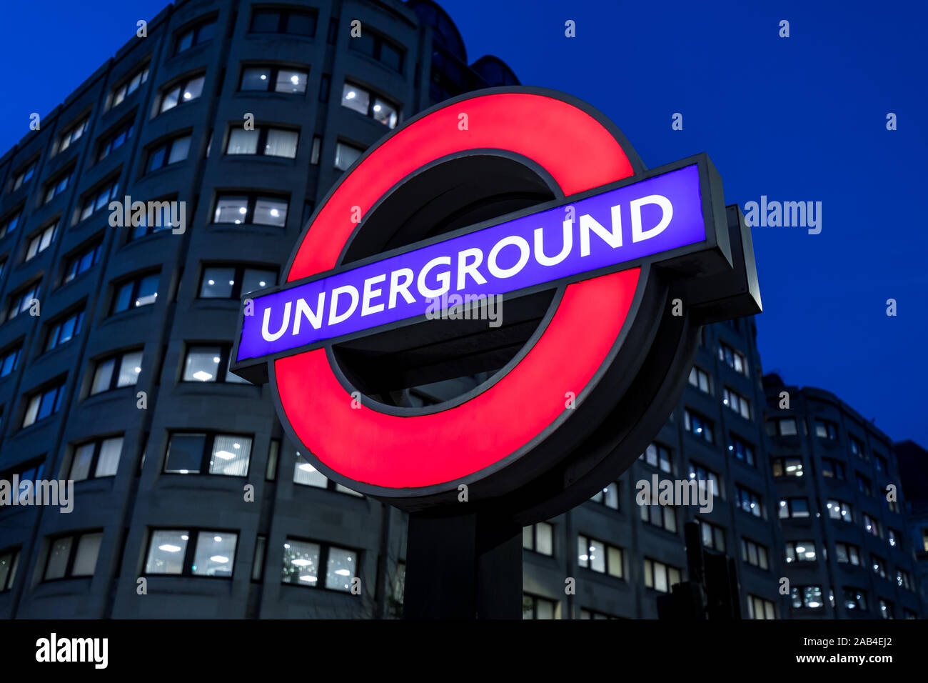 London underground station logo Banque de photographies et d’images à ...