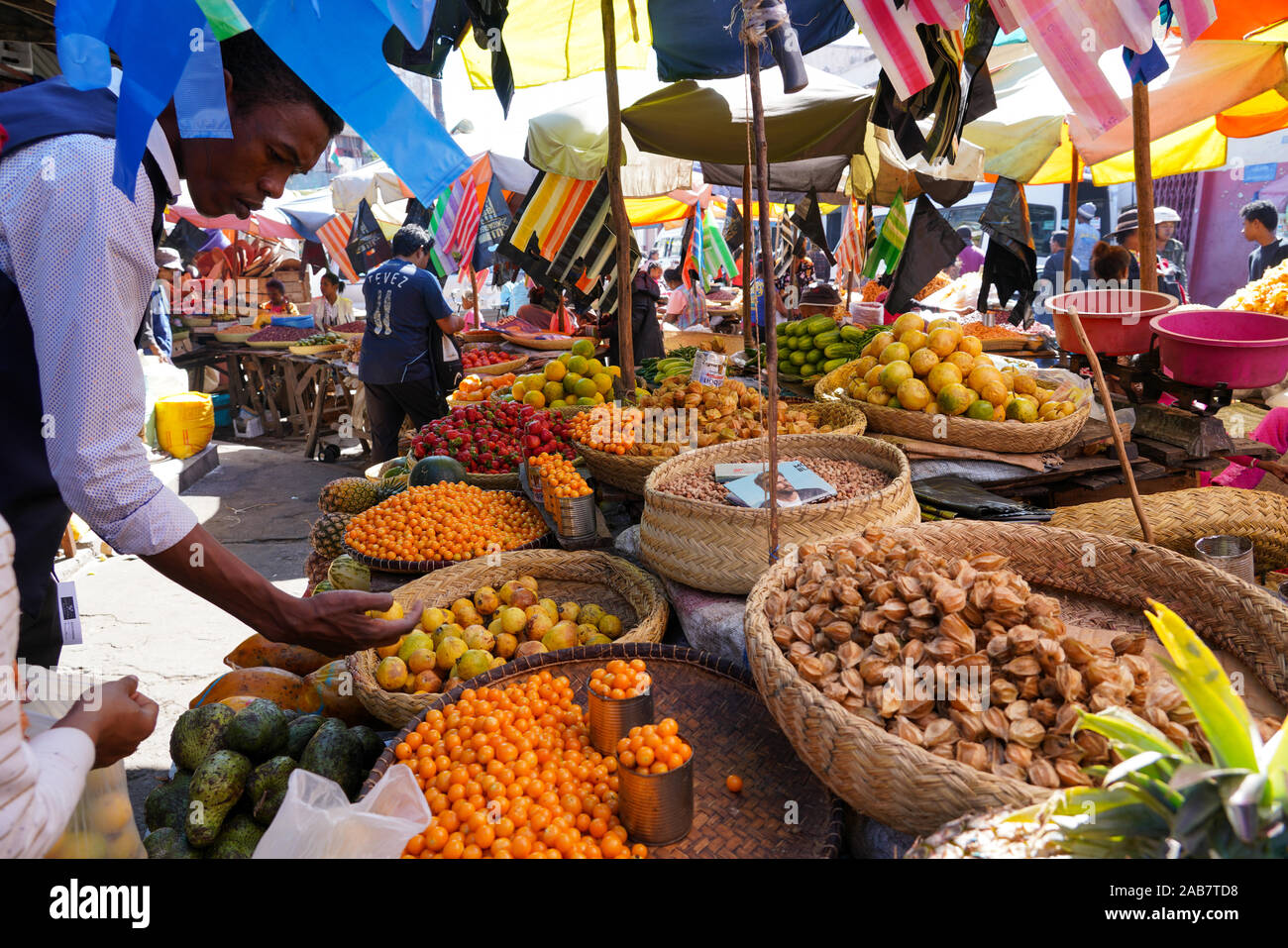 Marché alimentaire, à proximité de la gare la gare de Soarano ...