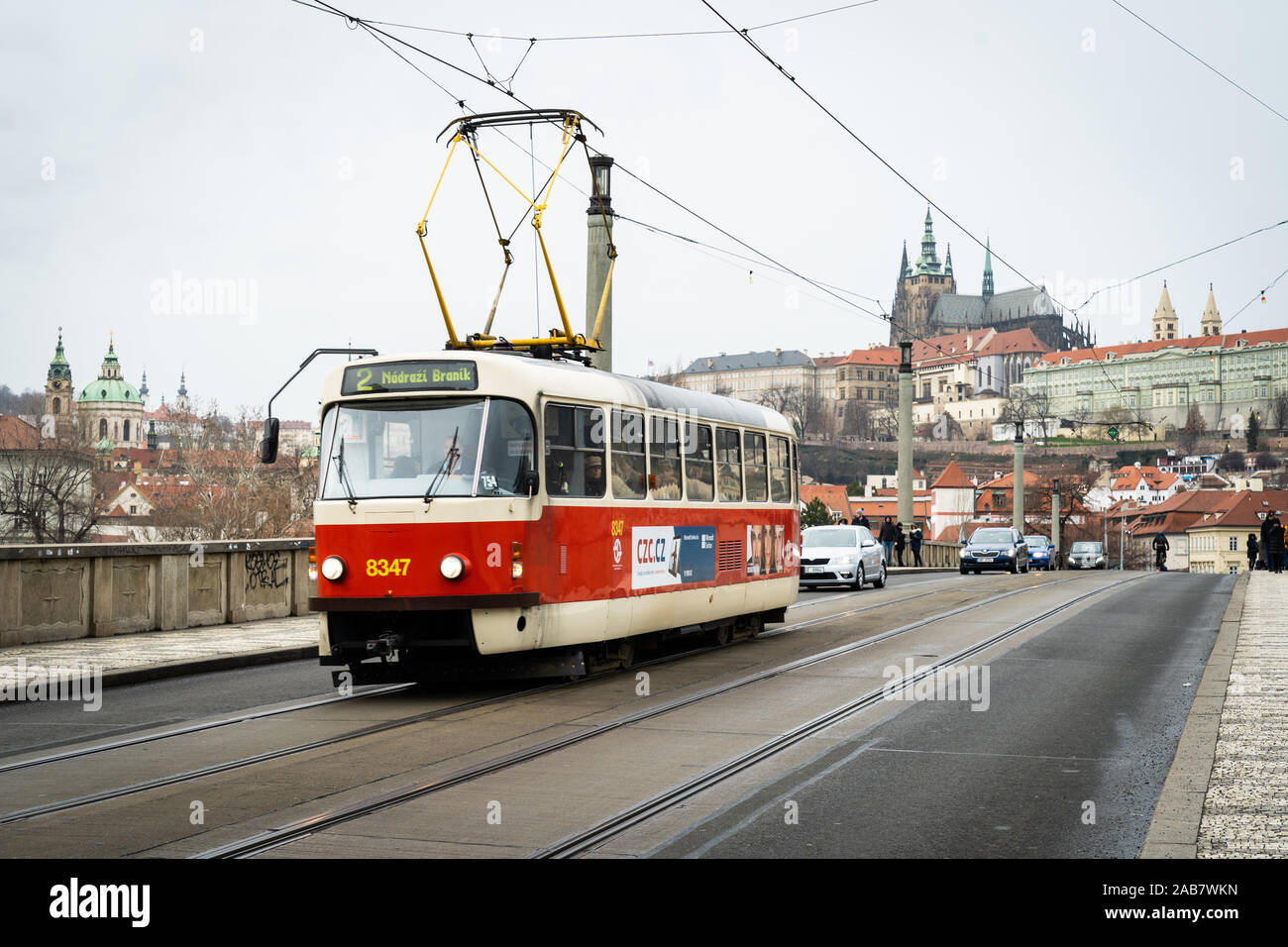 Un tramway rouge traditionnelle traverse Manesuv Most (Pont) avec la ...