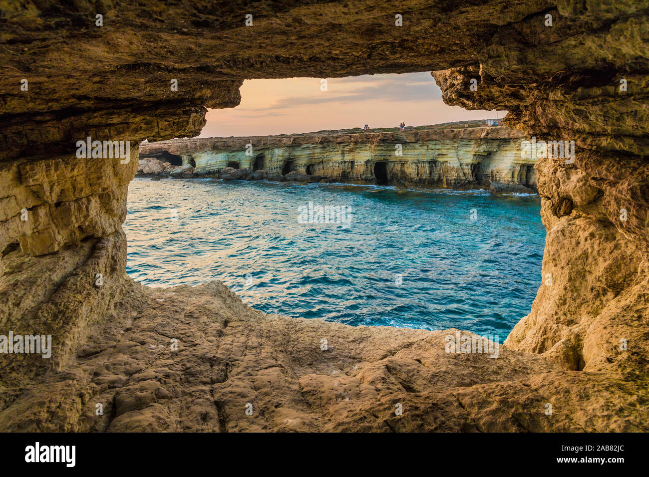 Sea caves cape greco cyprus Banque de photographies et d’images à haute ...