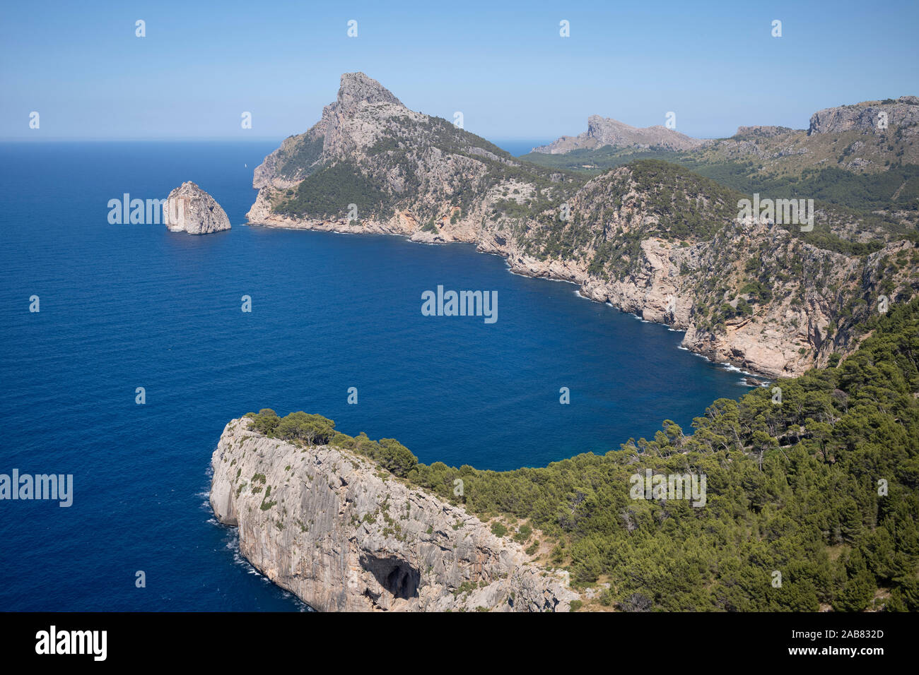 Pointe robuste à Cap de Formentor vu du Mirador es Colomer sur la côte nord de Majorque, Iles ...