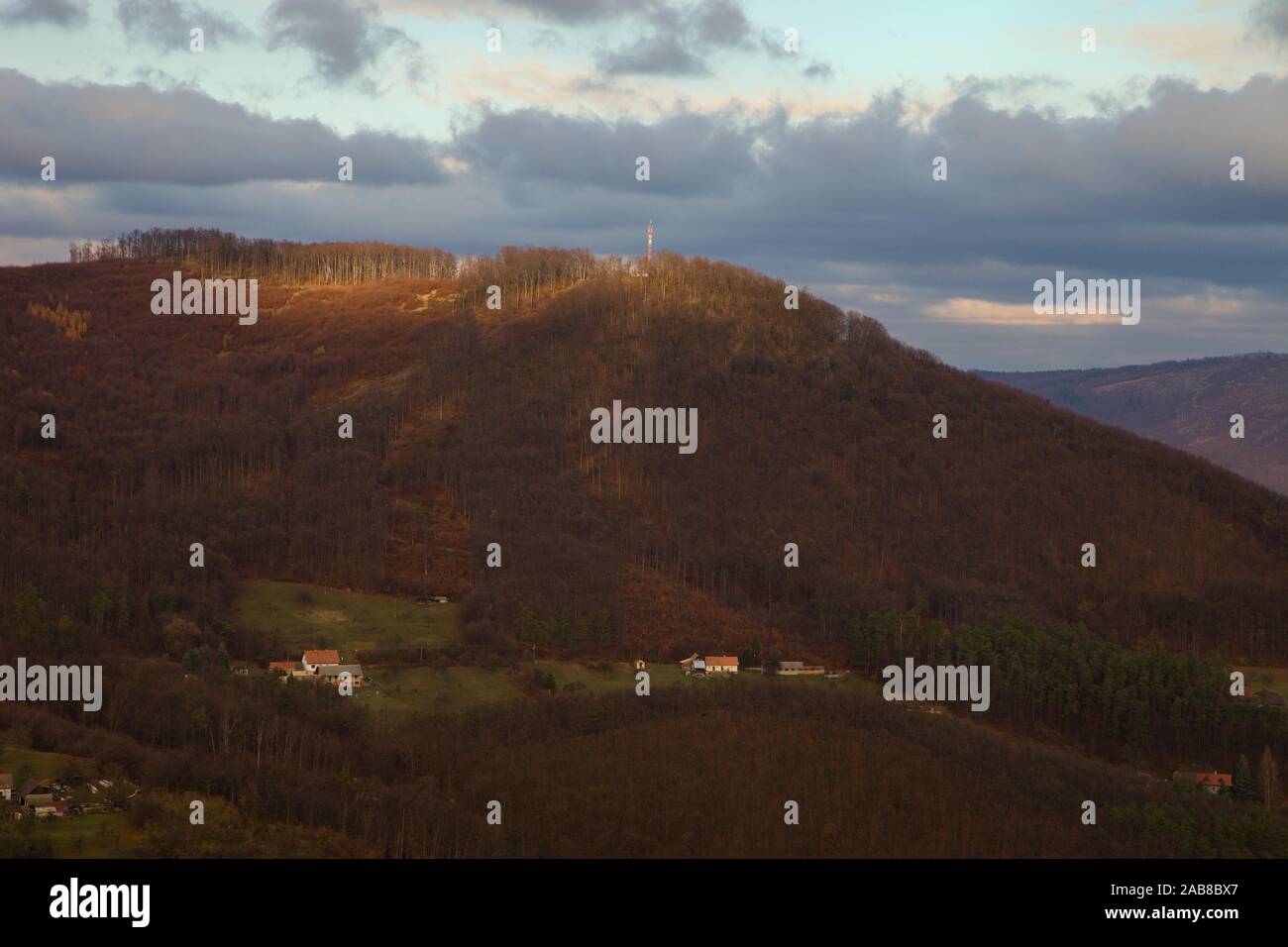 Maisons sous la colline Banque de photographies et d’images à haute ...