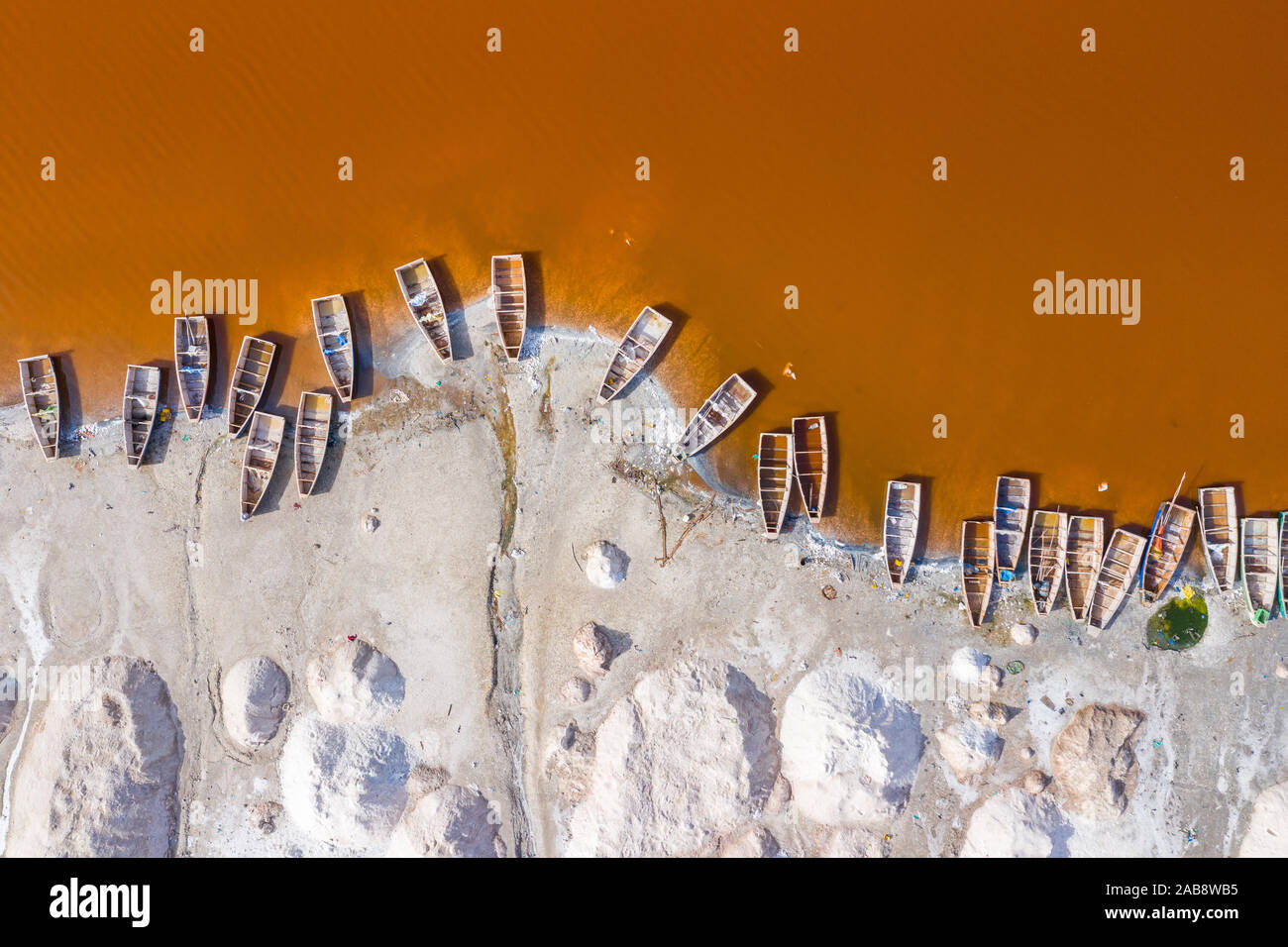 Vue aérienne du lac Rose Lac Retba ou Lac Rose au Sénégal. Photo faite ...