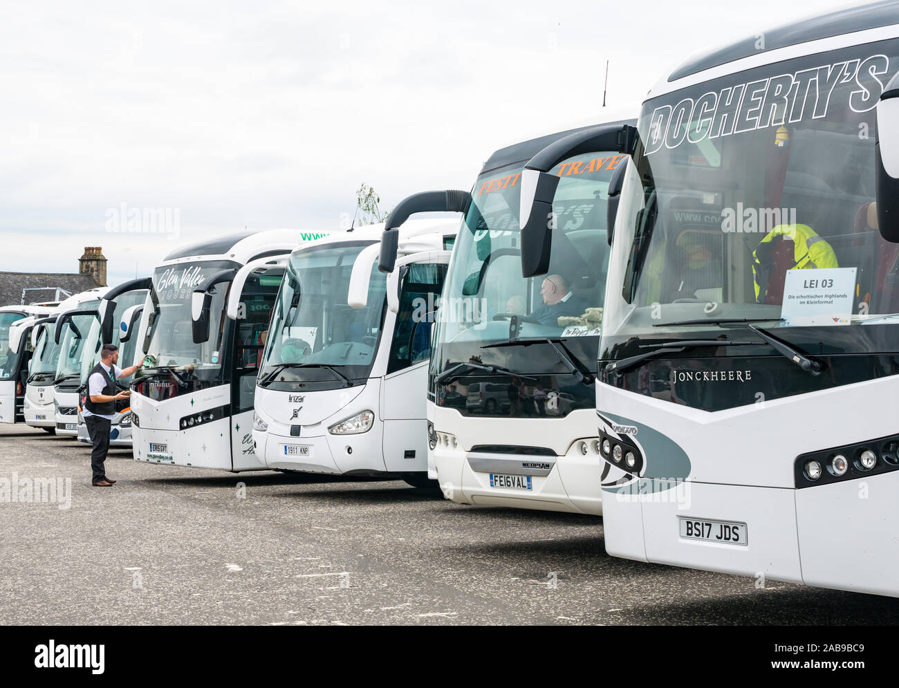Le parc de bus et autocars avec chauffeur de bus fenêtre de nettoyage ...