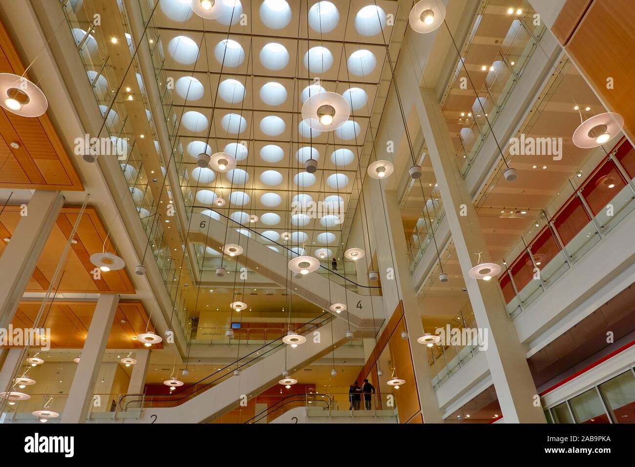 L'intérieur du nouveau Tribunal, palais conçu par Renzo Piano. Presque ...