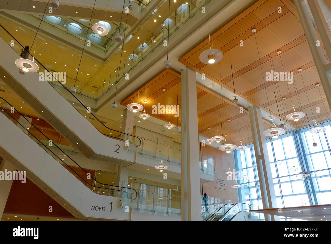 L'intérieur du nouveau Tribunal, palais conçu par Renzo Piano. Presque ...