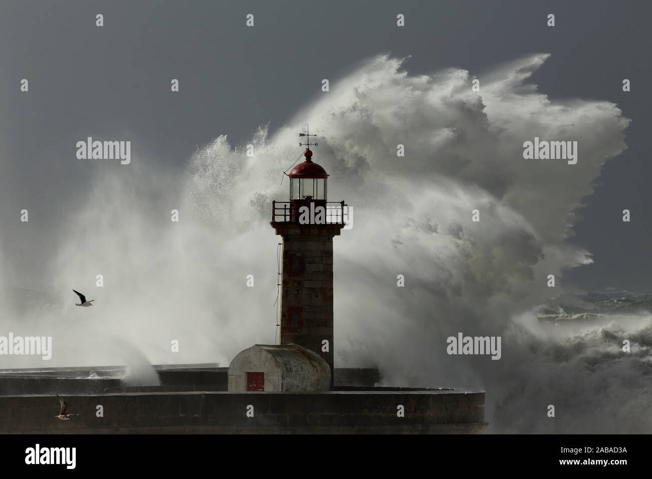 Phare Avec Les Vagues Qui Se Brisent Sur Banque d'image et photos - Alamy