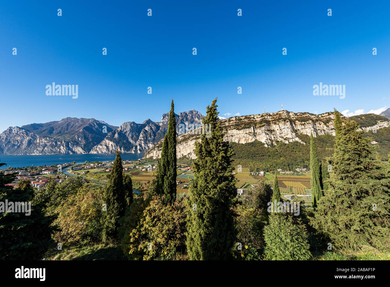 Torbole nago Banque de photographies et d’images à haute résolution - Alamy