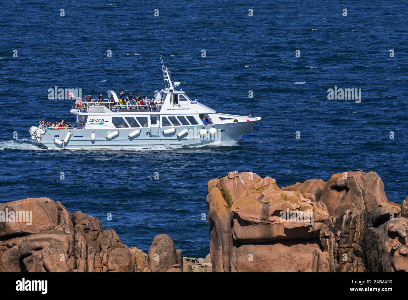 Bateau d'excursion touristique avec voile Navigation Armor le long de ...